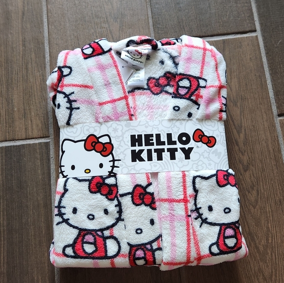 Hello Kitty | Intimates & Sleepwear | Nwt Hello Kitty Pink And Red Robe ...